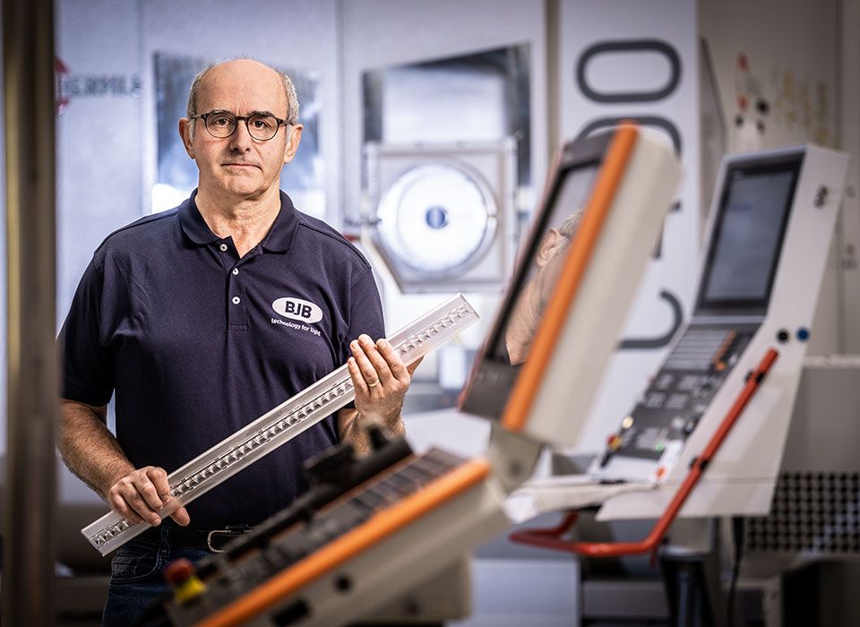 Glare-free light with low UGR value: BJB OptiLine Louvre linear optics ...